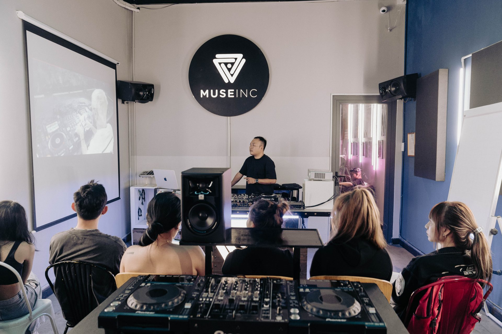 KHÁM PHÁ CON ĐƯỜNG TRỞ THÀNH DJ CHUYÊN NGHIỆP - MUSE INC